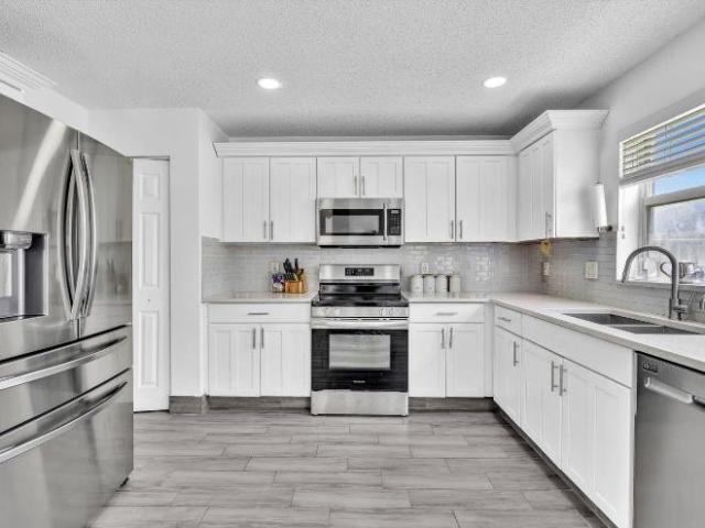 3 Br, 3 bath, Single Family 7145 Crescent Creek Place