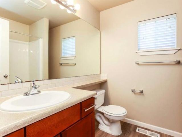 3 Br, 3 bath, Single Family 817 Broadview Blvd N