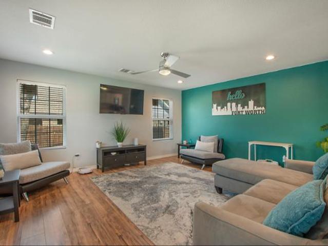 3 Br, 3 bath, Single Family 958 E Allen Ave