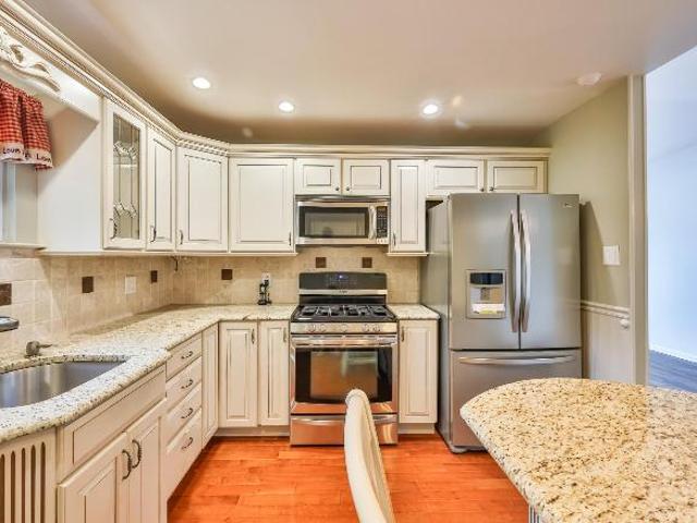 3 Br, 3 bath, Single Family 9898 Wistaria Street