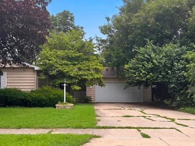 3 Br, 3 bath, Single Family 911 Hollycrest Dr
