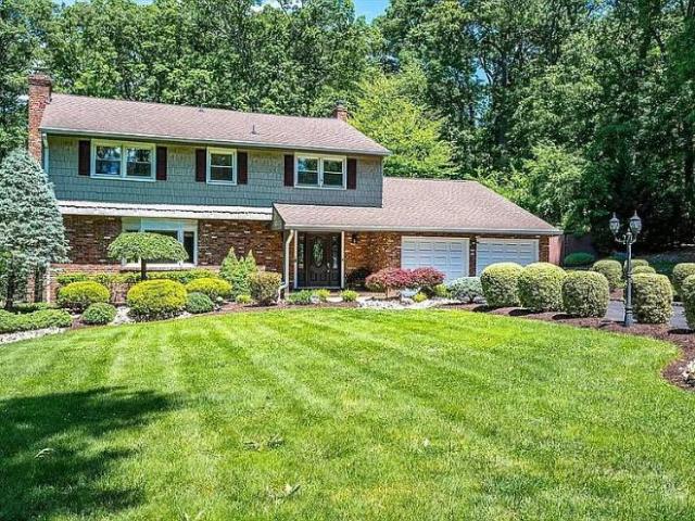 3 Br, 3 bath, Single Family 9 King Arthurs Ct