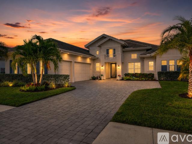 3 BR, 3 BA Apartment 14258 Galley Ct, Naples, FL 34114