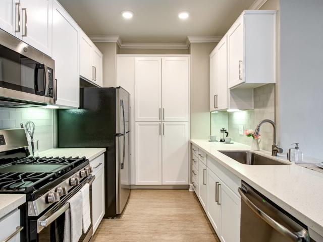 3 BR, 3 BA Apartment 11201 Otsego Street Unit 320, North Hollywood, CA 91601