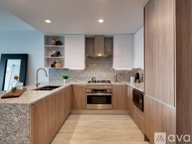 3 BR, 3 BA Apartment 1131 N Wells St, Unit 3 Bedroom 3 Bathroom Penthouse, Chicago, IL 60610