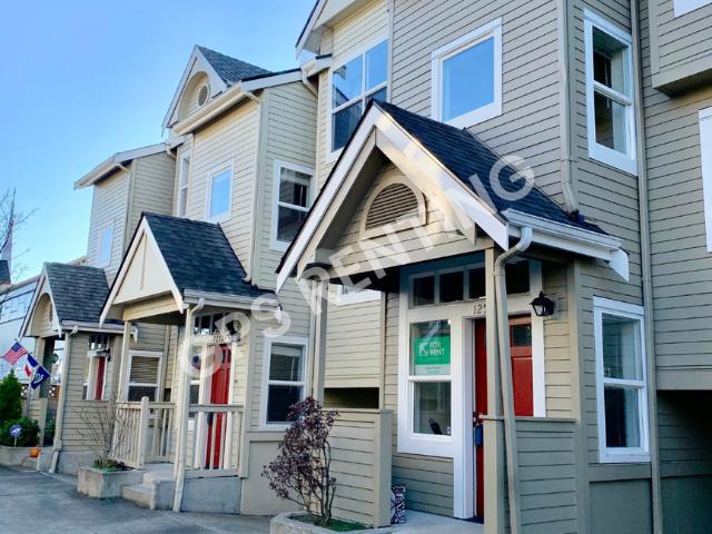 3 BR, 3 BA Apartment 12527 27th Ave NE, Seattle, WA 98125