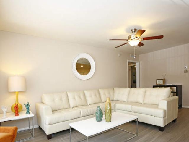 3 BR, 3 BA Apartment 1306 N Plymouth Rd, Dallas, TX 75208