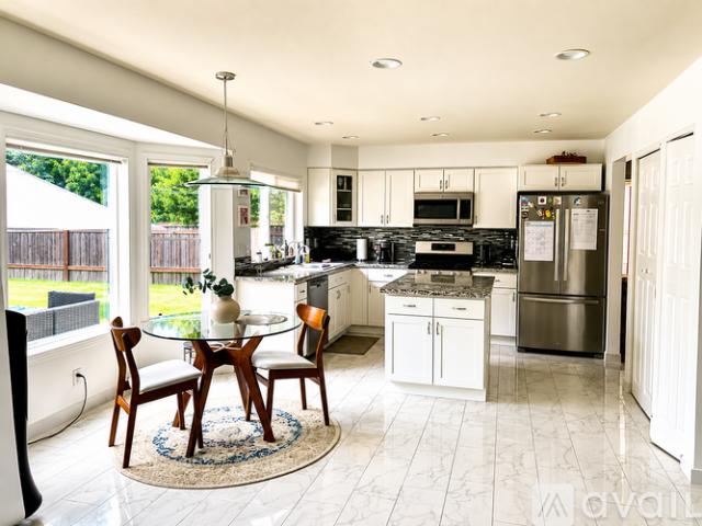 3 BR, 3 BA Apartment 13121 Northeast 100th Street, Kirkland, WA 98033