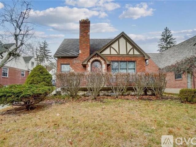 3 BR, 3 BA Apartment 2523 Roanoke Ave, Dayton, OH 45419