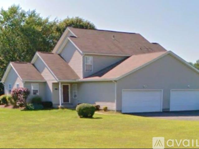 3 BR, 3 BA Apartment 2043 Rolling Meadows Lane, Akron, OH 44312
