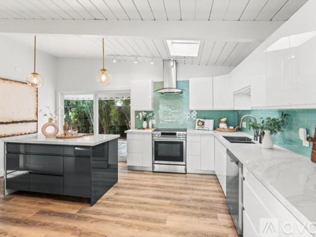 3 BR, 3 BA Apartment 3187 Ramona Street, Palo Alto, CA 94306