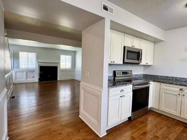 3 BR, 3 BA Apartment 4420 Jarboe St Kansas City, MO 64111