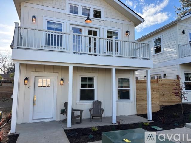 3 BR, 3 BA Apartment 480 Southeast Reed Market Road, Unit 6, Bend, OR 97702