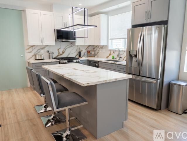 3 BR, 3 BA Apartment 4829 Riverton Ave, Los Angeles, CA 91601