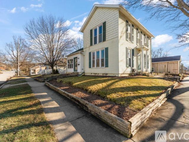 3 BR, 3 BA Apartment 557 West Chicago Street, Valparaiso, IN 46385