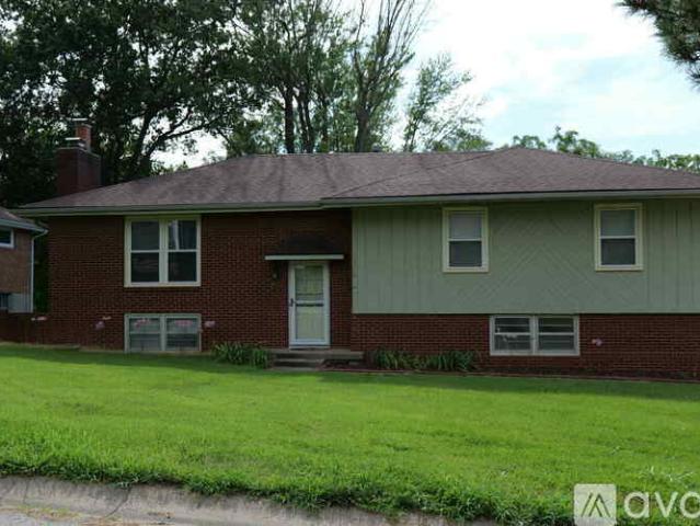 3 BR, 3 BA Apartment 5018 Rosehill Drive, Shawnee, KS 66216