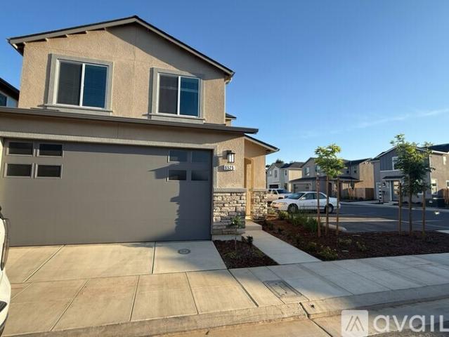 3 BR, 3 BA Apartment 6525 E Clingstone Dr, Fresno, CA 93727