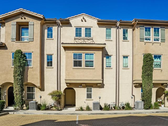 3 BR, 3 BA Apartment 7235 N Cedar Rd Van Nuys, CA 91405