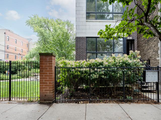 3 BR, 3 BA Apartment 821 W Roscoe St, Chicago, IL 60657
