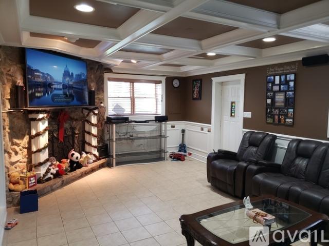 3 BR, 3 BA Apartment 9403 Clancy Dr, Des Plaines, IL 60016