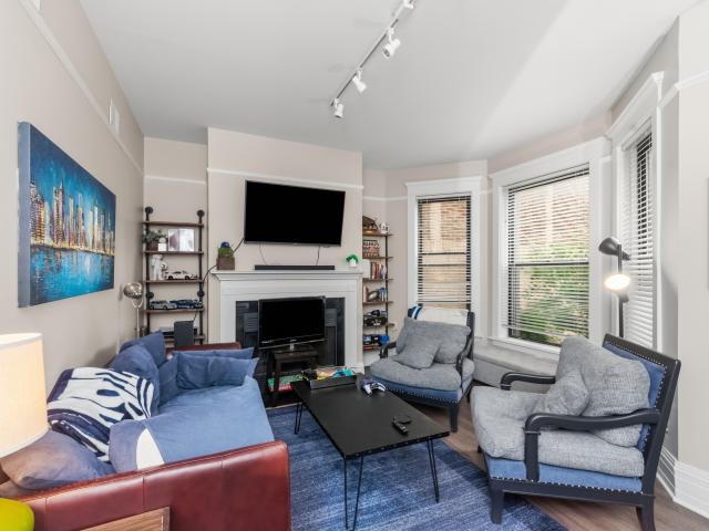 3 BR, 3 BA Apartment 954 West Cuyler Avenue, Chicago, IL 60613