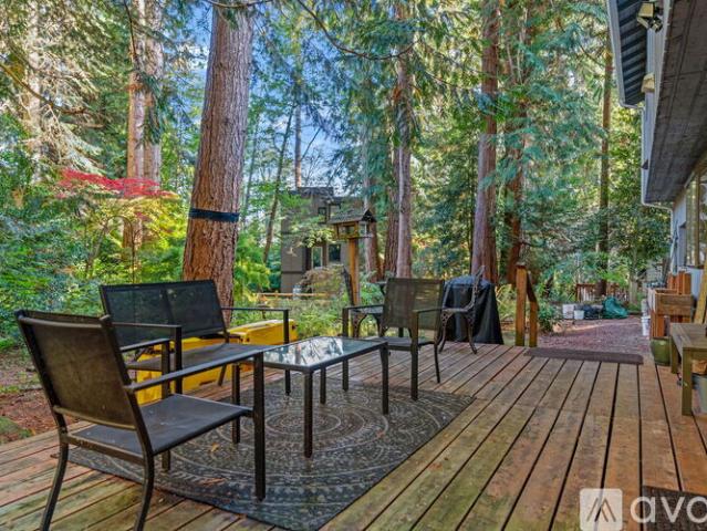 3 BR, 3 BA Apartment 9999 NE Beach Crest Dr, Bainbridge Island, WA 98110