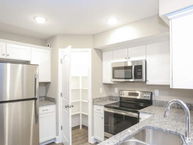 3 BR, 3 BA Apartment 900 SE Tequesta Ln, Blue Springs, MO 64014