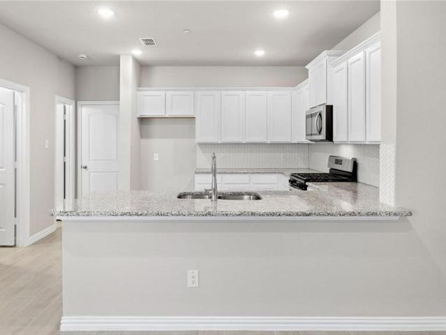 3 BR, 3 BA in Sherman