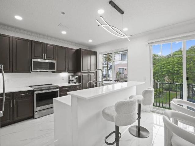 3 Br, 4 bath, Townhouse/Brownstone/RowHouse 616 NW 38th Circle