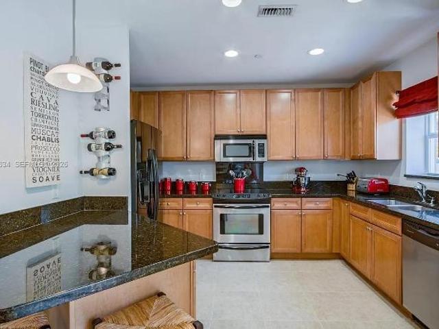 3 Br, 4 bath, Townhouse/Brownstone/RowHouse 708 SE 15th Street