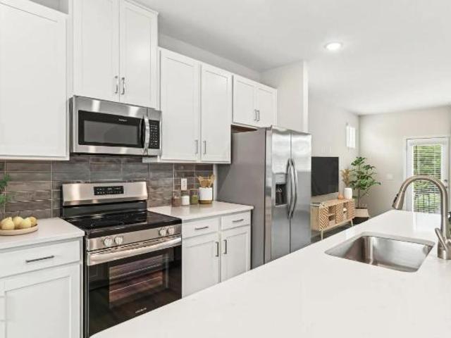 3 Br, 4 bath, Apartment 4904 Parkway Plaza Blvd