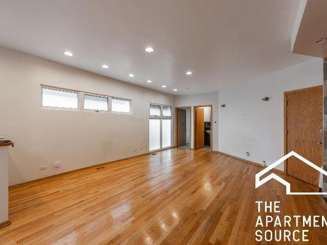3 Br, 4 bath, Condo 1049 N Winchester