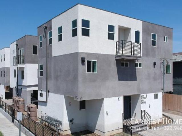 3 Br, 4 bath, Condo 2219 1/2 W Court St