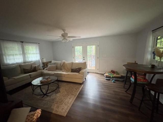 3 Br, 4 bath, Single Family 1055 College Station Rd