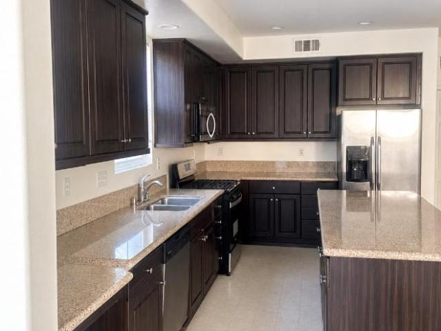 3 Br, 4 bath, Single Family 277 Bloomington Ave