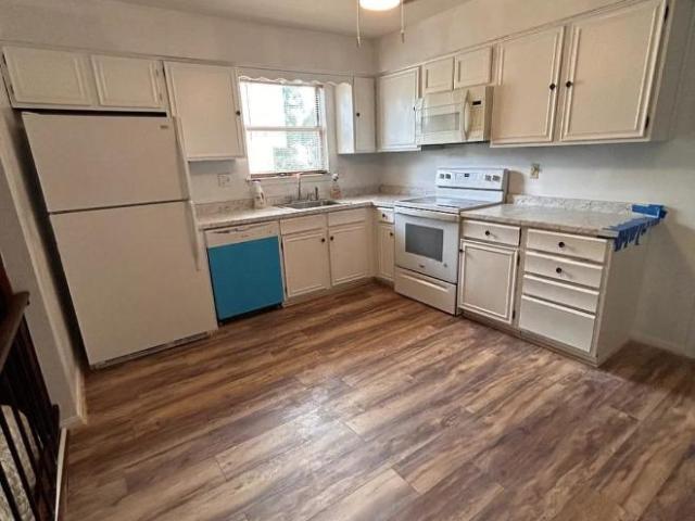 3 Br, 4 bath, Single Family 7913 Red Jacket Way