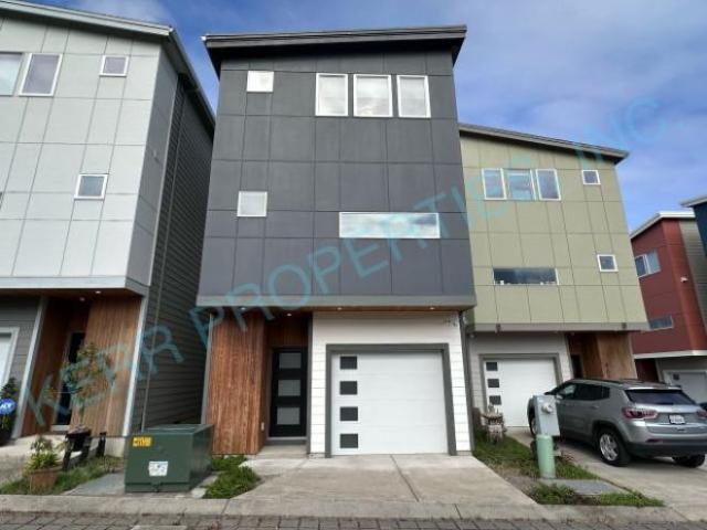 3 Br, 4 bath, Single Family 9023 NE Hoyt St