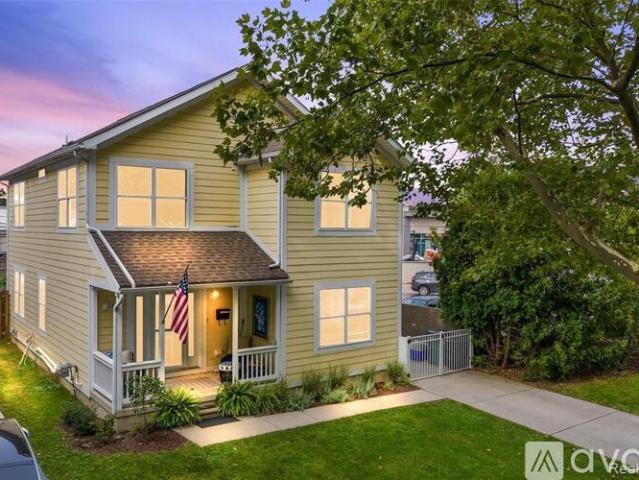3 BR, 4 BA Apartment 1387 Smith Ave, Birmingham, MI 48009