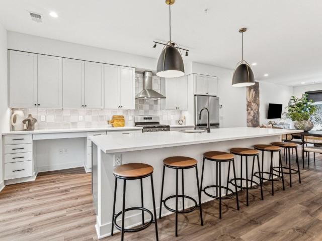 3 BR, 4 BA Apartment 2800 North Wayzata Boulevard Unit 2818 105, Minneapolis, MN 55405