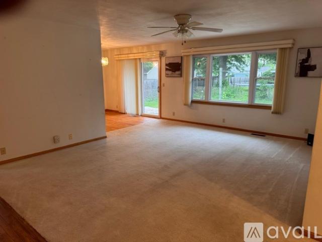 3 BR, 4 BA Apartment 2919 West Rohmann Avenue, West Peoria, IL 61604