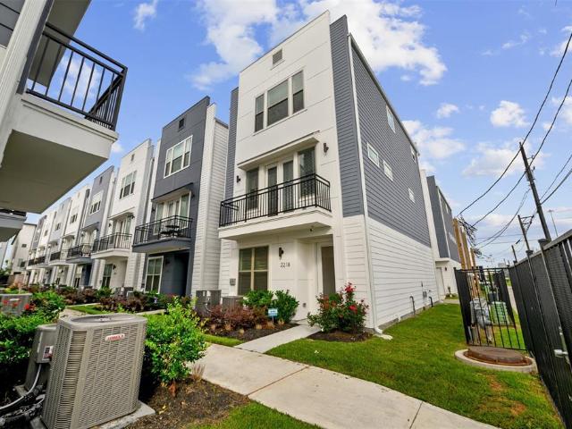 3 BR, 4 BA Apartment 2218 McGowen St, Houston, TX 77004