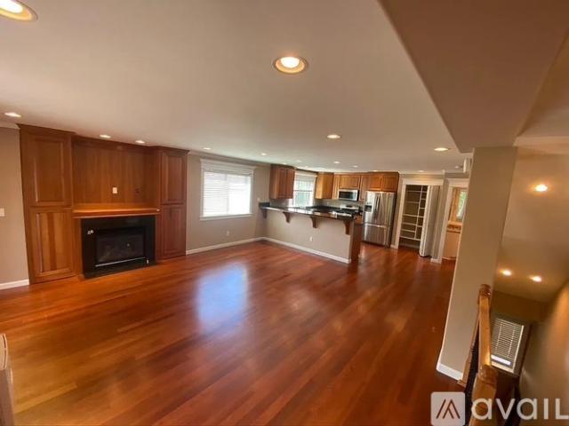3 BR, 4 BA Apartment 7444 4th Avenue Northeast, Unit A, Seattle, WA 98115