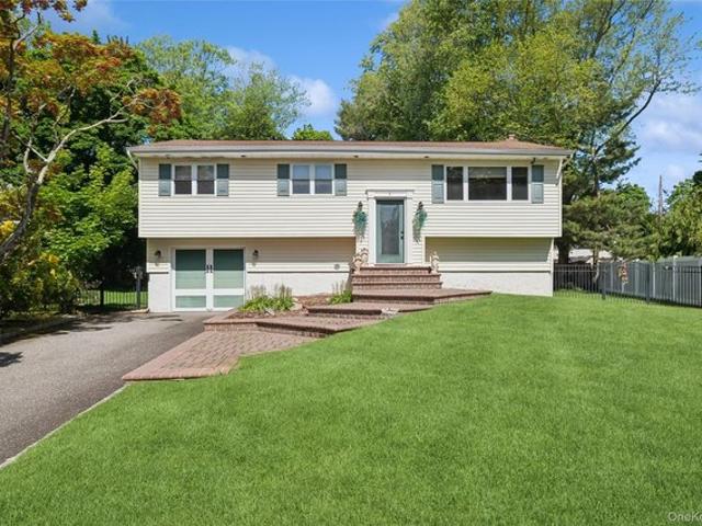 3 Bradley Ct, Smithtown, NY 11787
