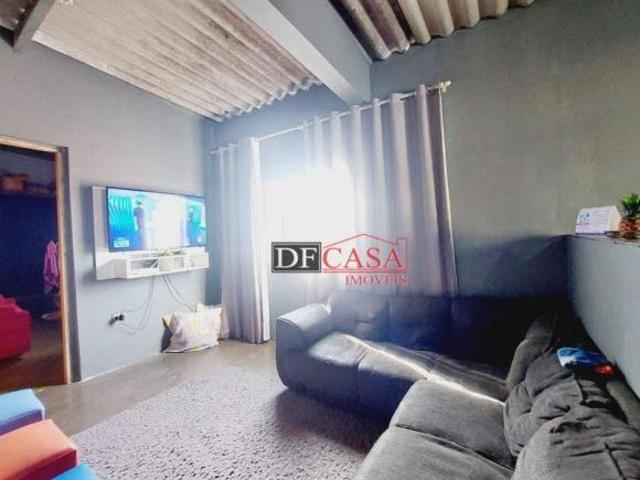3 Casas no mesmo Terreno. 2 dormitórios cada e 5 vagas de garagem no total. à venda. Guaianases Sã