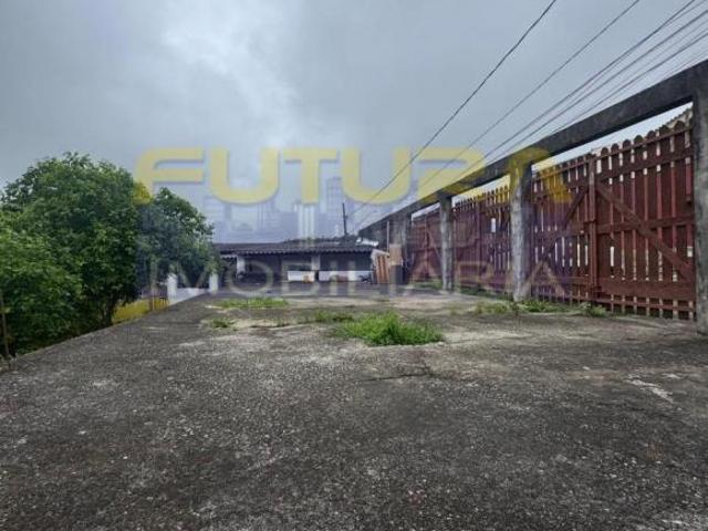 3 casas no mesmo terreno Bairro Roncon