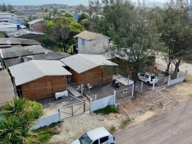 3 casas em terreno de esquina em Capão da Canoa