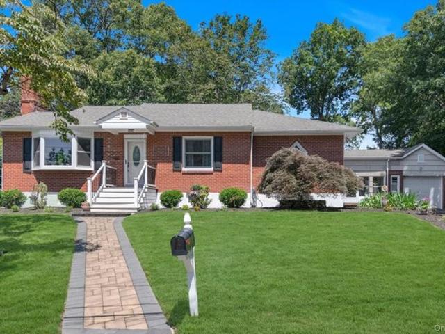 3 Carlson Ct, Kings Park, NY 11754