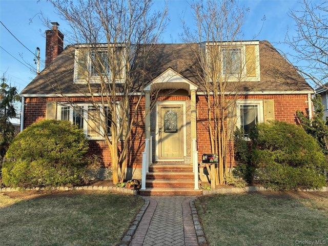 3 Chestnut Ave, Floral Park, NY 11001