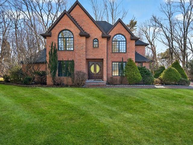 3 Chestnut Ct, Old Westbury, NY 11568