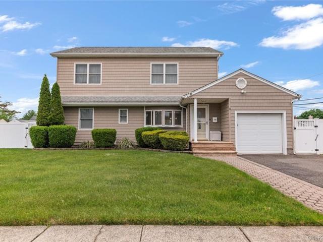 3 Cheshire Rd, Bethpage, NY 11714